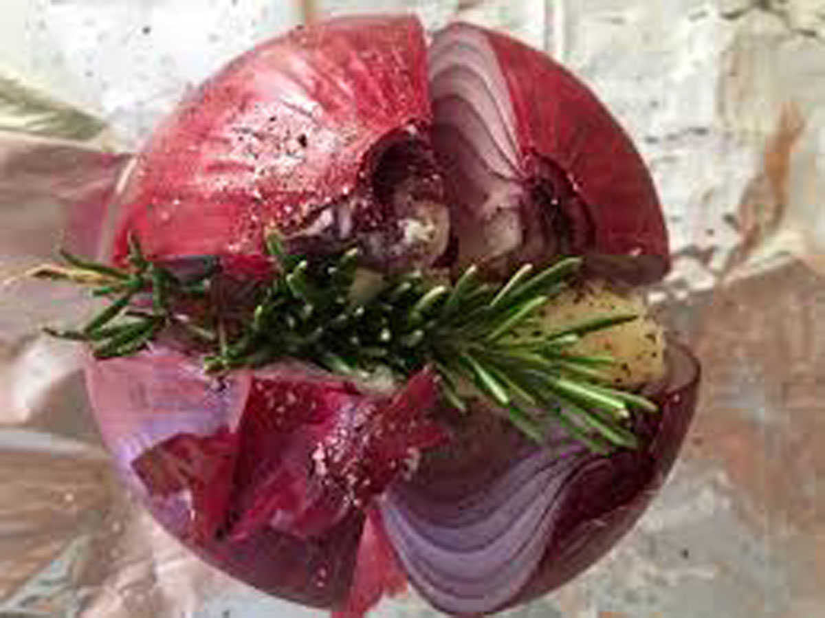 Sült lilhagyma, kakukkfűvel és vajjal